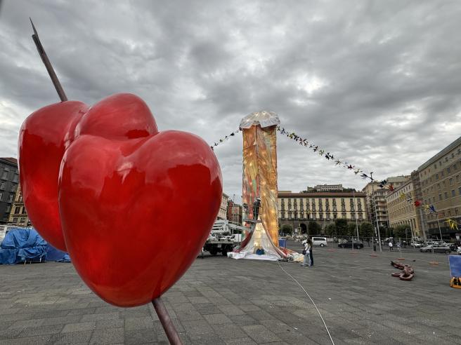 Gaetano Pesce L Opera Della Polemica In Piazza Municipio A Napoli