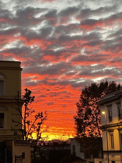 L'alba arancione e rosa di Napoli, dai social le spettacolari immagini ...