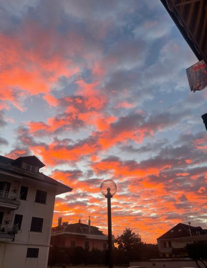 L'alba arancione e rosa di Napoli, dai social le spettacolari immagini ...