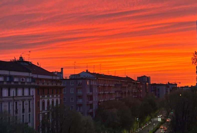 Alba rossa a Milano, le immagini del cielo infuocato | Corriere.it