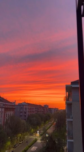 Alba rossa a Milano, le immagini del cielo infuocato | Corriere.it