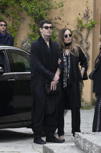 Le immagini dell'ultimo saluto allo stilista Roberto Cavalli a Firenze ...