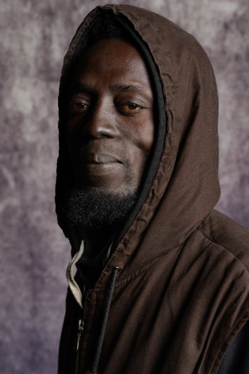 Gli scatti del fotografo che ritrae i volti degli «ultimi» di Rogoredo ...