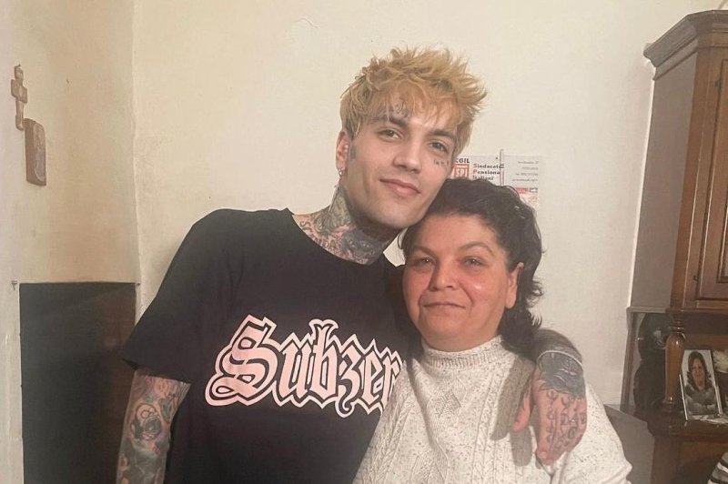 Il rapper Gionny Scandal riabbraccia i suoi genitori in Salento ...