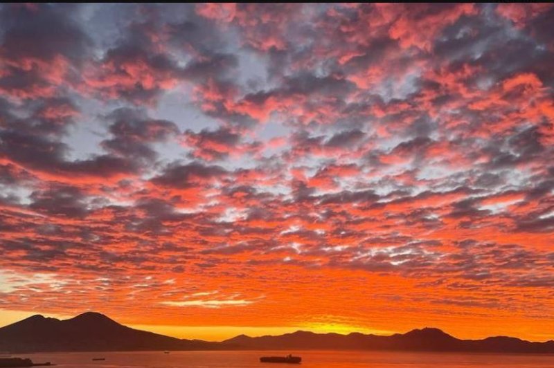 L'alba arancione e rosa di Napoli, dai social le spettacolari immagini ...