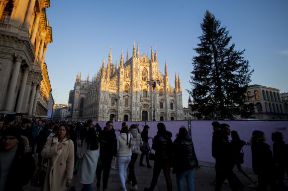Milano, in piazza Duomo spunta l'albero di Natale. Sarà «vestito» da ...