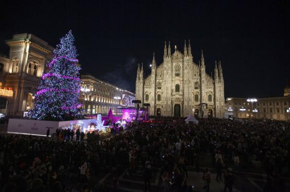 Milano, centinaia in piazza per l'accensione dell'albero di Natale ...