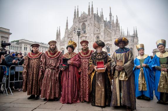 Il corteo dei Re Magi sfila in piazza Duomo per l'Epifania | Corriere.it