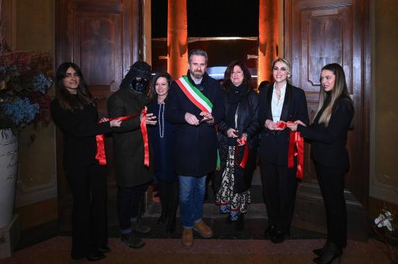 Ilary Blasi a Bologna, visita alla mostra di Malisa Catalani e giro in ...