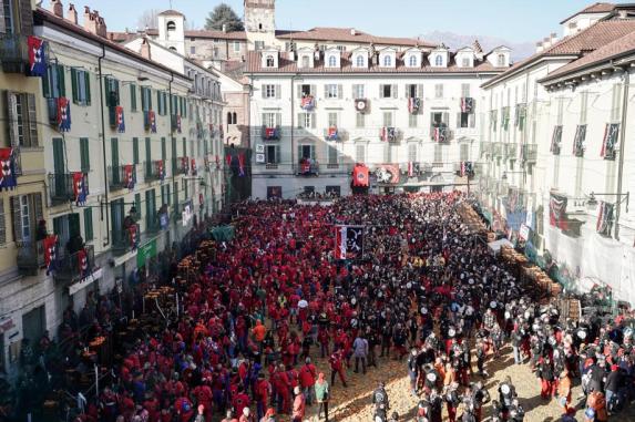 Carnevale di Ivrea 2023, in ventimila per la battaglia delle arance ...