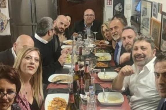 Milano, dirigenti campani di Fratelli d’Italia a cena tra le effigie ...