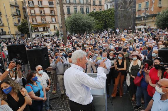 Bassolino, il comizio in piazza Carità a Napoli | Corriere.it