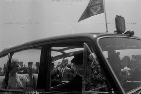 Elisabetta e Filippo a Napoli nel 1961 nelle foto dell’Archivio Carbone ...