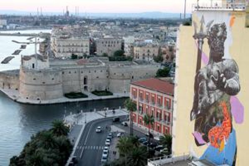 Le foto del murales che divide Taranto | Corriere.it