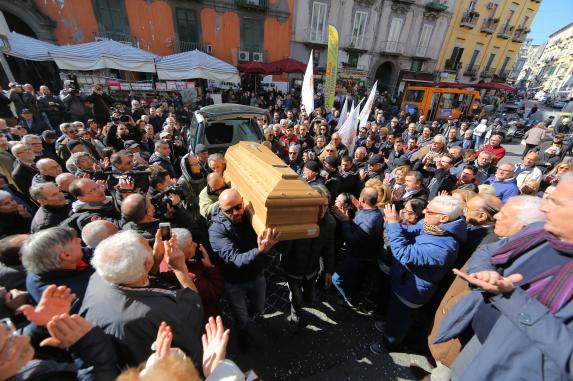 Folla commossa alla Sanità per l’ultimo saluto a Squitieri | Corriere.it