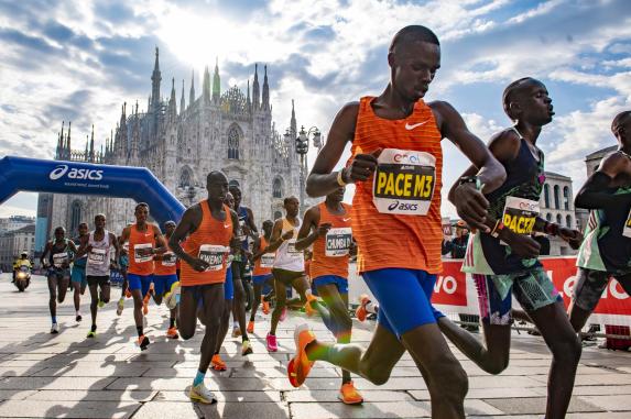 Milano Marathon, la carica dei 20 mila runner. C'è anche Matteo Renzi ...