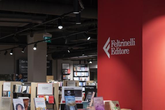 La nuova Feltrinelli di piazza dei Martiri a Napoli | Corriere.it