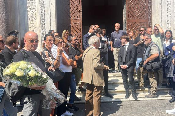 Una Folla Commossa Ai Funerali Di Giovanbattista Cutolo Corriere It