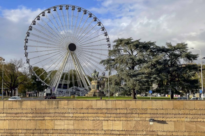 Firenze, ruota panoramica alle Cascine: le prime foto | Corriere.it