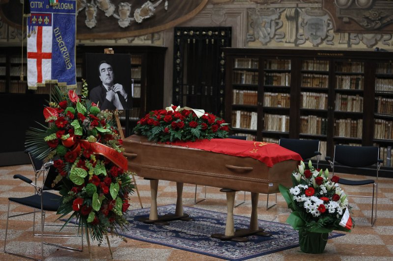 Il funerale di Eugenio Riccomini: sulla bara la bandiera rossa con la ...