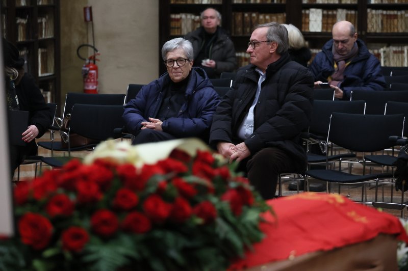 Il funerale di Eugenio Riccomini: sulla bara la bandiera rossa con la ...