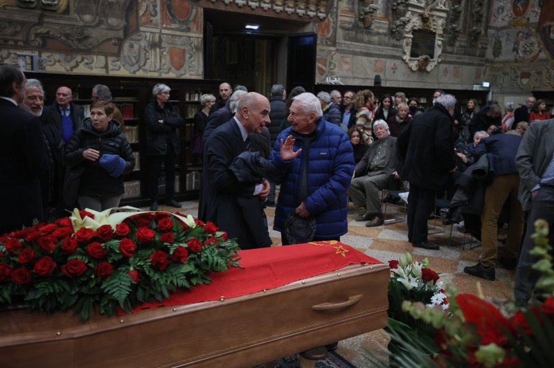 Il funerale di Eugenio Riccomini: sulla bara la bandiera rossa con la ...