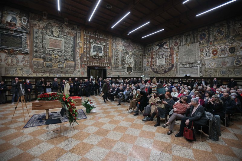 Il funerale di Eugenio Riccomini: sulla bara la bandiera rossa con la ...
