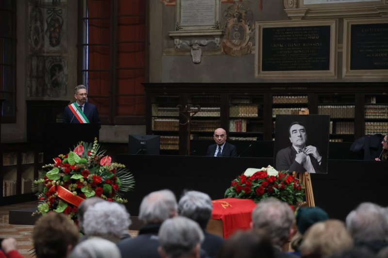 Il funerale di Eugenio Riccomini: sulla bara la bandiera rossa con la ...