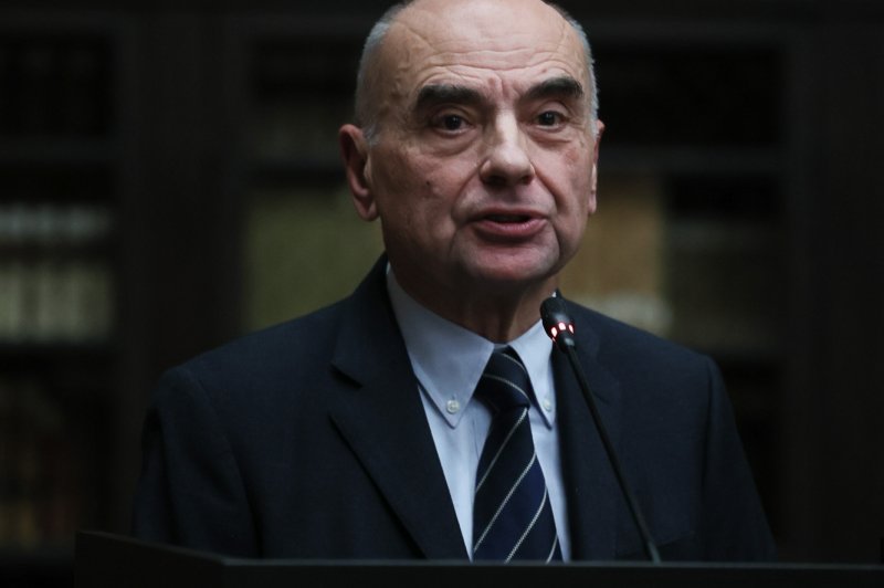 Il funerale di Eugenio Riccomini: sulla bara la bandiera rossa con la ...