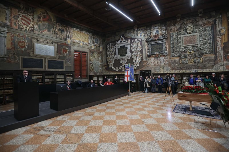 Il funerale di Eugenio Riccomini: sulla bara la bandiera rossa con la ...