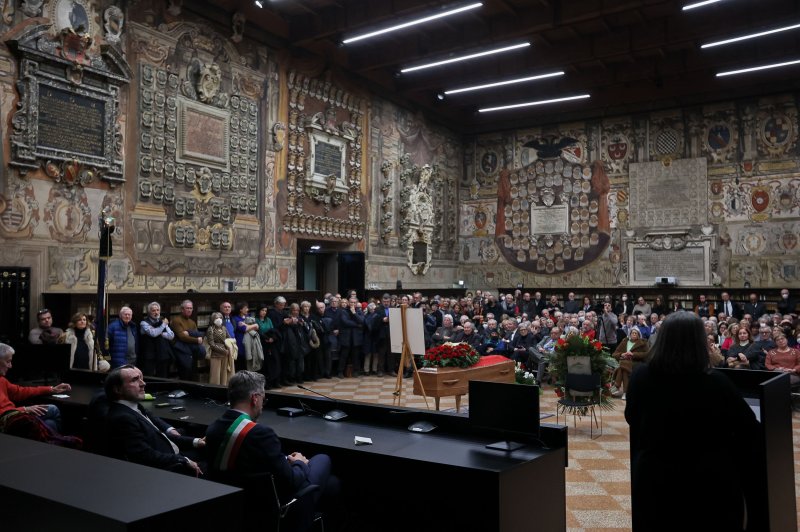 Il funerale di Eugenio Riccomini: sulla bara la bandiera rossa con la ...