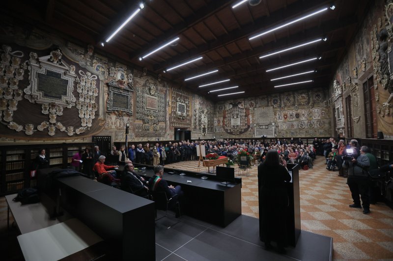 Il funerale di Eugenio Riccomini: sulla bara la bandiera rossa con la ...