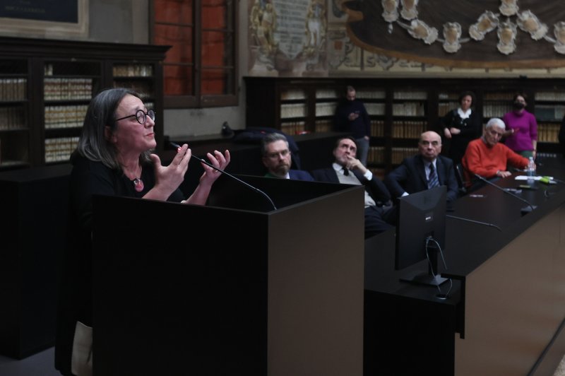 Il funerale di Eugenio Riccomini: sulla bara la bandiera rossa con la ...