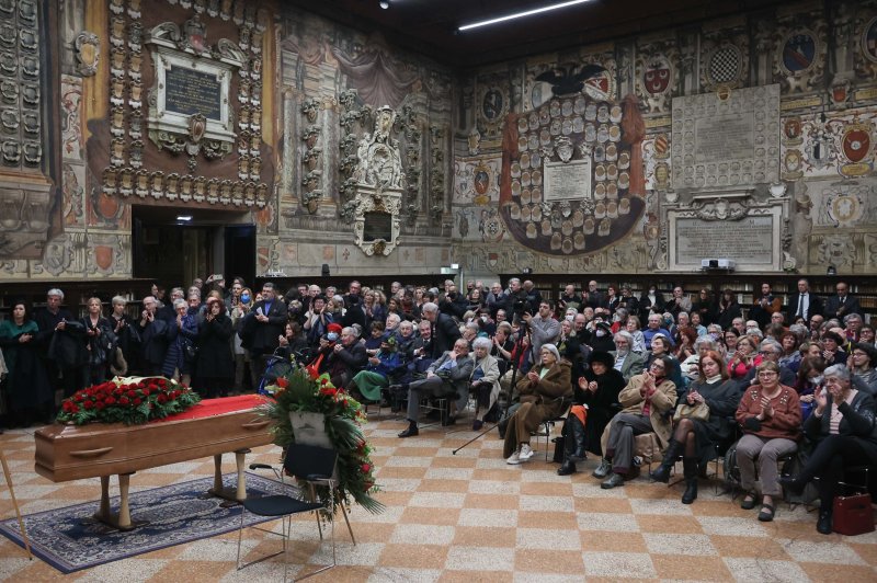 Il funerale di Eugenio Riccomini: sulla bara la bandiera rossa con la ...