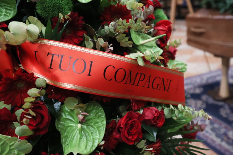 Il funerale di Eugenio Riccomini: sulla bara la bandiera rossa con la ...