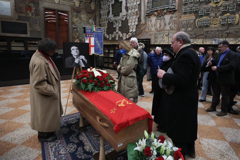 Il funerale di Eugenio Riccomini: sulla bara la bandiera rossa con la ...