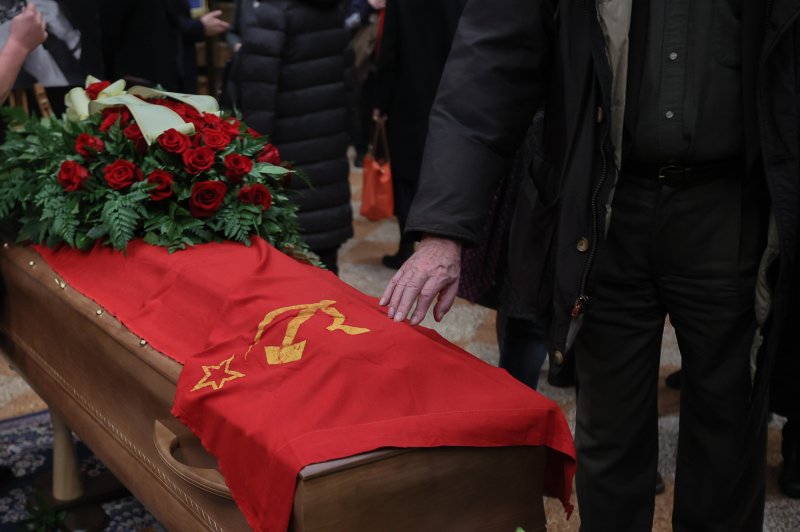 Il funerale di Eugenio Riccomini: sulla bara la bandiera rossa con la ...