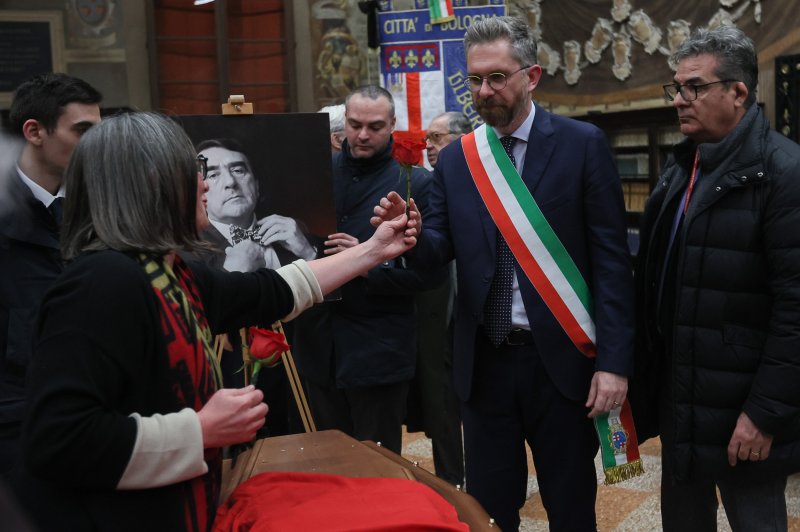 Il funerale di Eugenio Riccomini: sulla bara la bandiera rossa con la ...