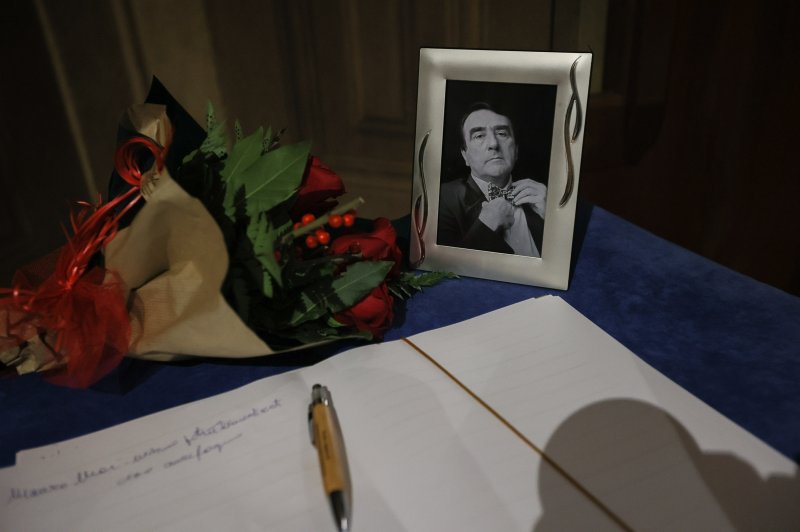 Il funerale di Eugenio Riccomini: sulla bara la bandiera rossa con la ...