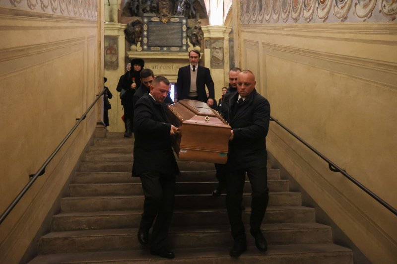 Il funerale di Eugenio Riccomini: sulla bara la bandiera rossa con la ...