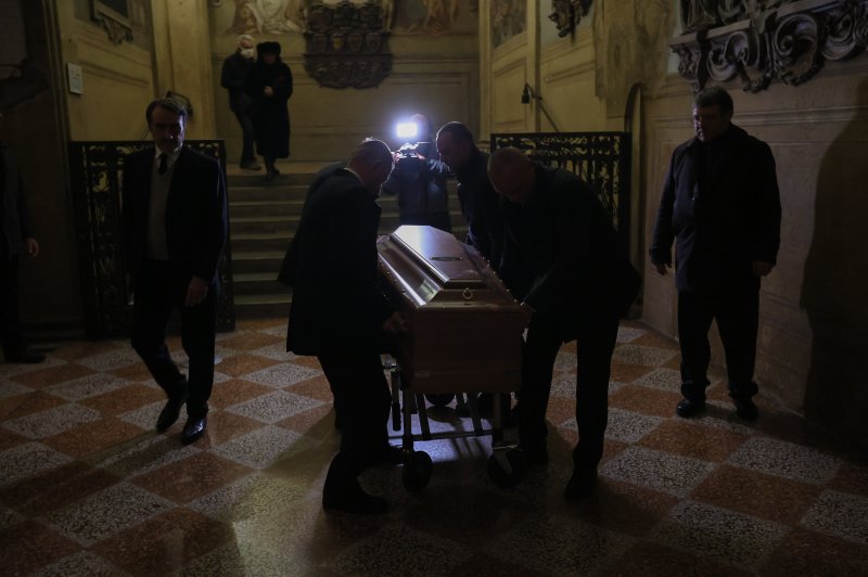 Il funerale di Eugenio Riccomini: sulla bara la bandiera rossa con la ...