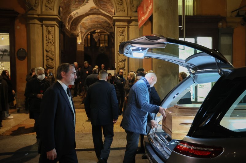 Il funerale di Eugenio Riccomini: sulla bara la bandiera rossa con la ...