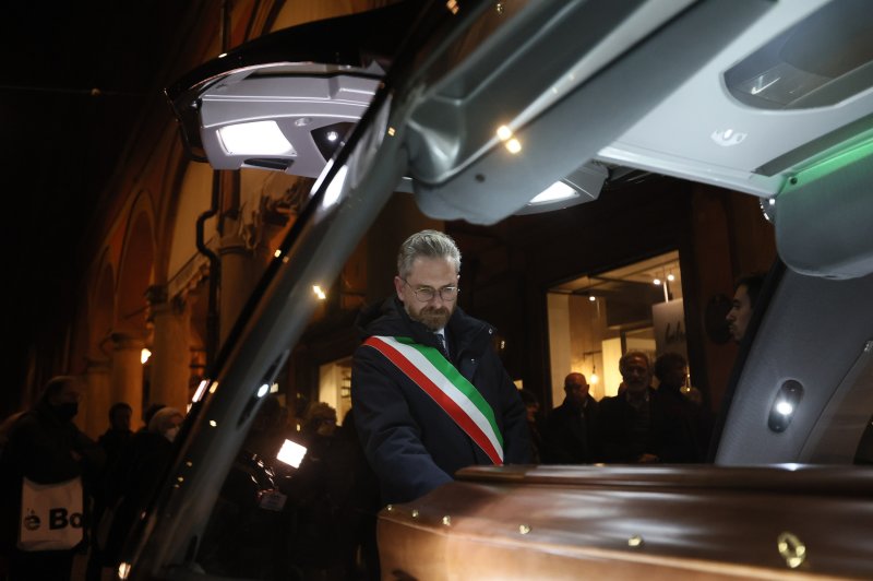 Il funerale di Eugenio Riccomini: sulla bara la bandiera rossa con la ...