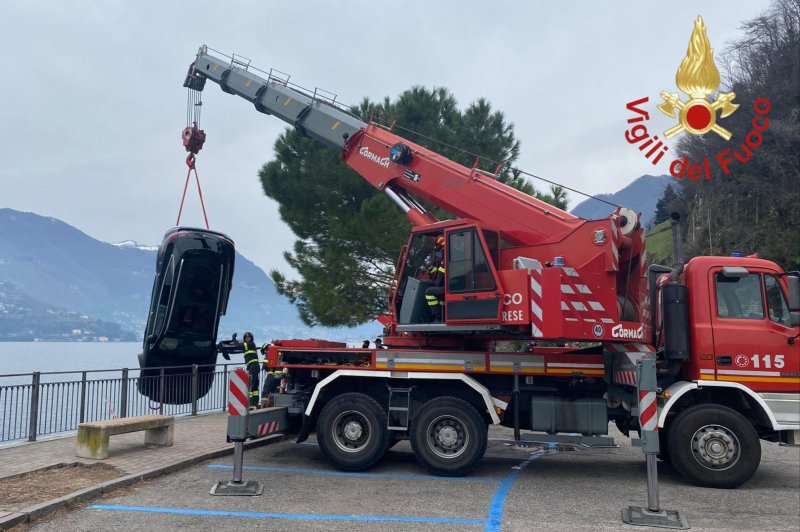 Auto nel lago di Como, le immagini della tragedia e le vittime, Morgan ...