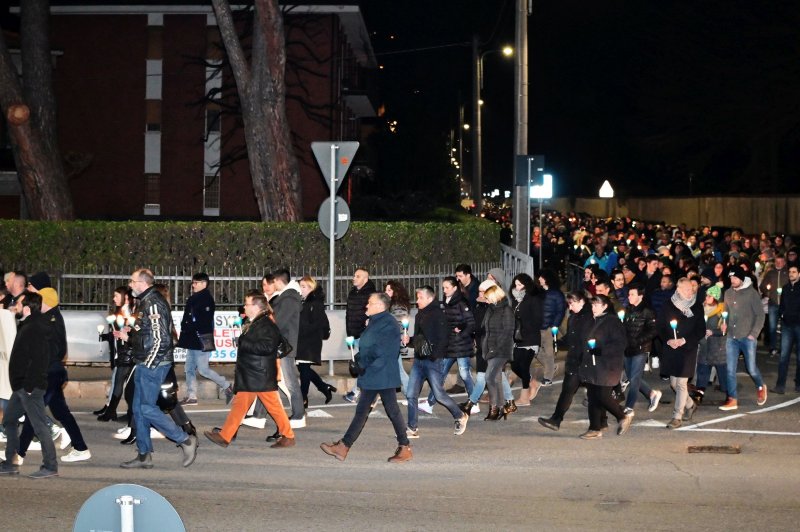 Lacrime e fiaccolata per Morgan Algeri, morto nel lago di Como ...