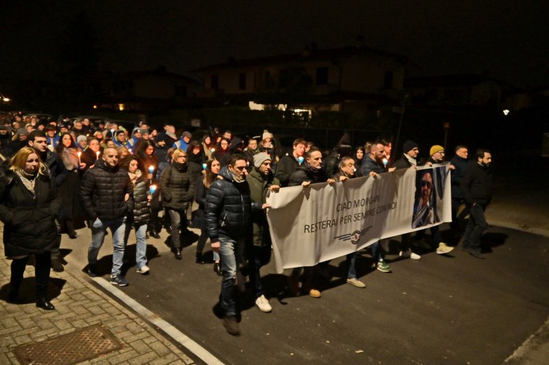 Lacrime e fiaccolata per Morgan Algeri, morto nel lago di Como ...
