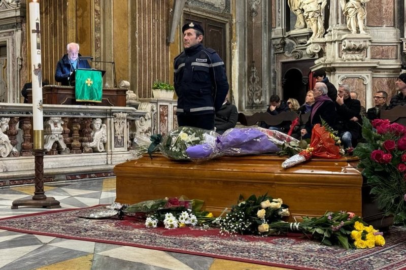 Enzo Moscato, i funerali nella chiesa di San Ferdinando a Napoli ...