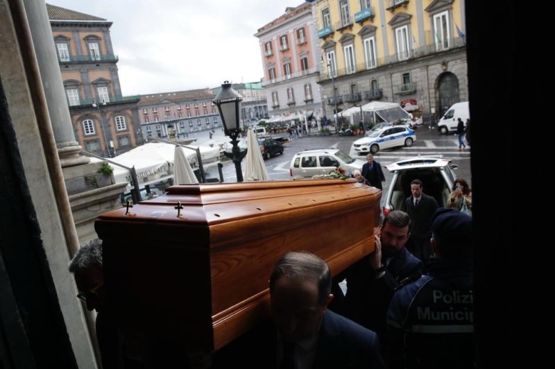 Enzo Moscato, i funerali nella chiesa di San Ferdinando a Napoli ...