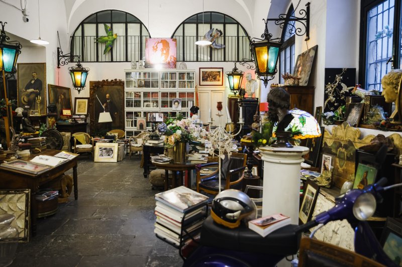 Nella casa-museo di Philippe Daverio tra pianoforti, statuette e ossa ...