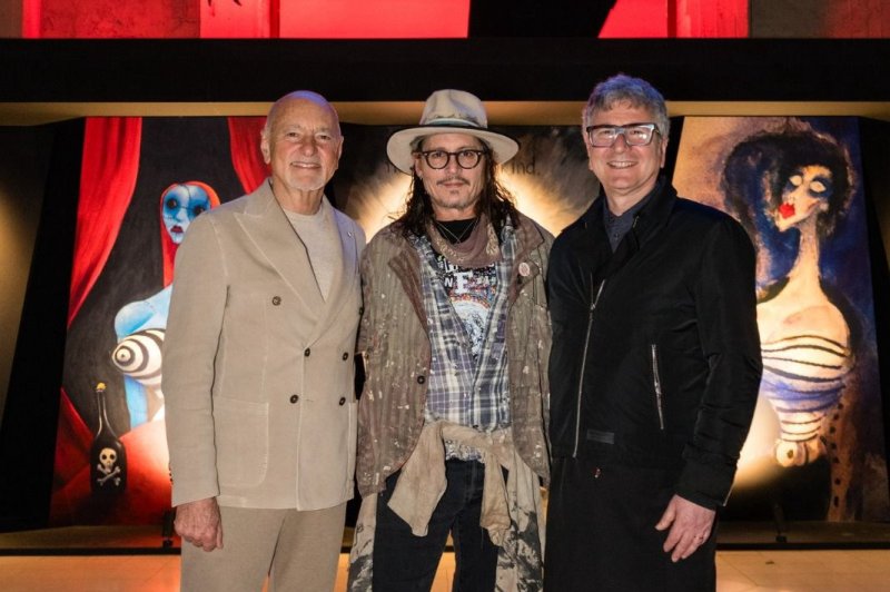 Torino, Johnny Depp al Museo del cinema. Ha ammirato i bozzetti del ...